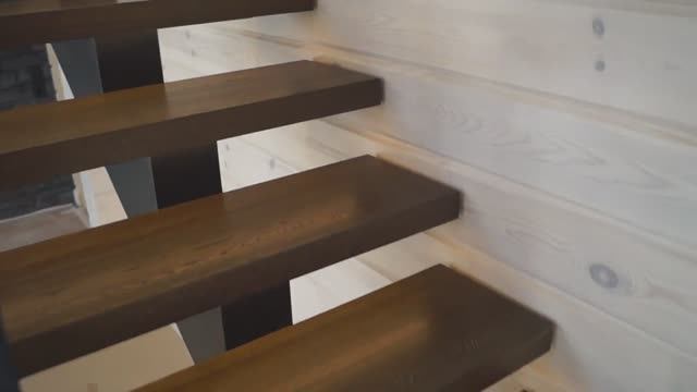 Г-образная лестница с площадкой на монокосоуре