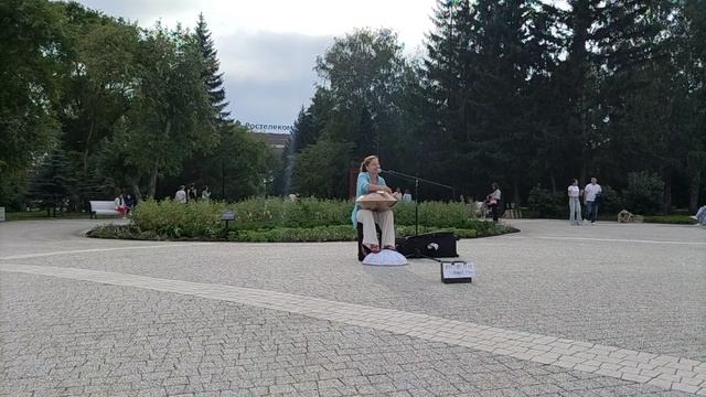 Уличные музыканты. Девушка музыкант играет в парке. Музыка в Новосибирске.