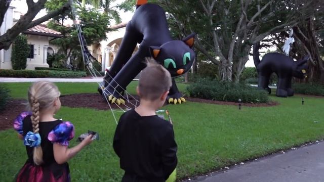 Диана и Рома собирают конфеты на Хеллоуин Halloween Диана и Рома - на Русском