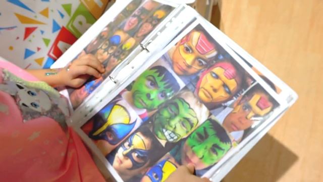 Диана и Рома играют с папой на детской площадке и катаются с горок Приключения в парке