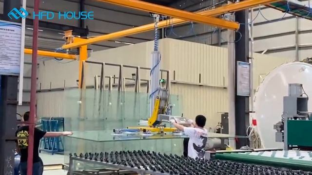 Быстро и безопасно: манипуляторы и крановые системы для перемещения стекла!