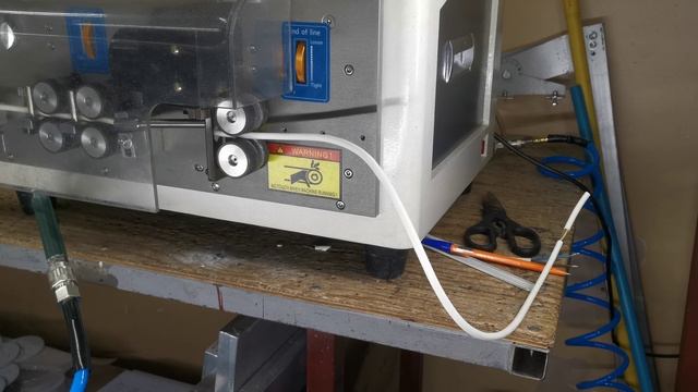 Процесс мерной резки и снятия наружной изоляции с провода для светодиодного светильника.