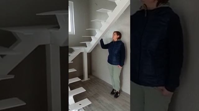 П-образная лестница на монокосоуре с забежными ступенями.