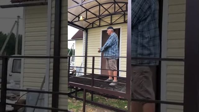 Крыльцо на металлокаркасе с навесом