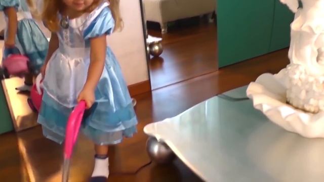 Диана и Рома - на Русском Диана и Рома играют в уборку дома