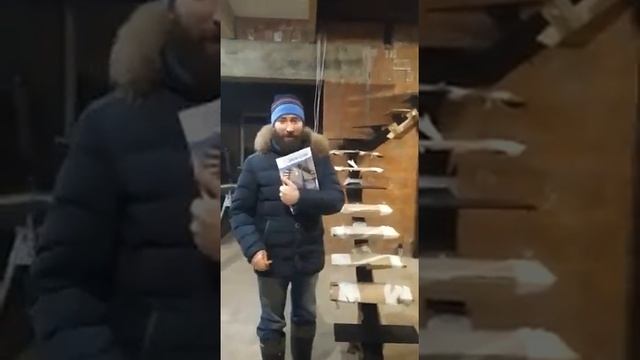 Металлическая П-образная лестница открытого типа с забежными ступенями на монокосоуре