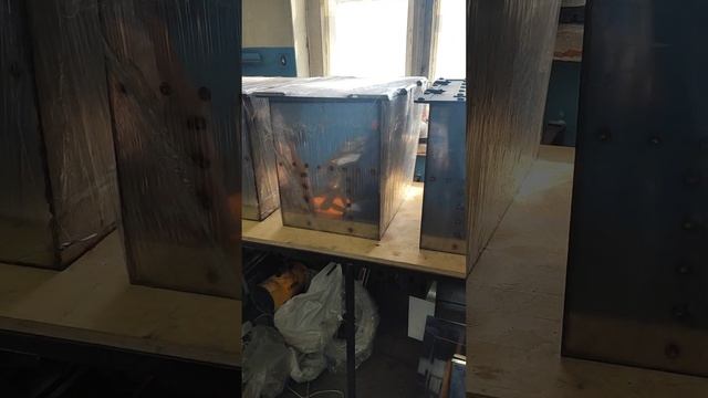 В наличии две коптильни и две мангальные вставки