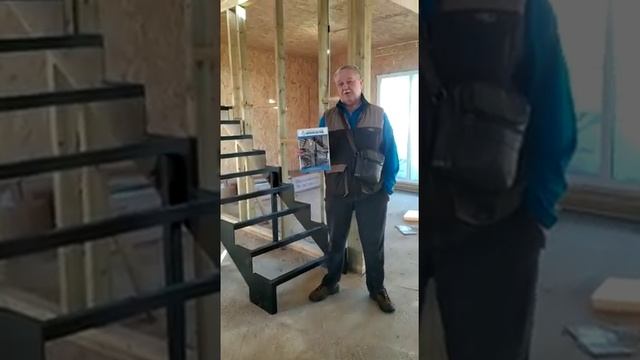 Лестница закрытого типа на второй этаж под обшивку деревом.