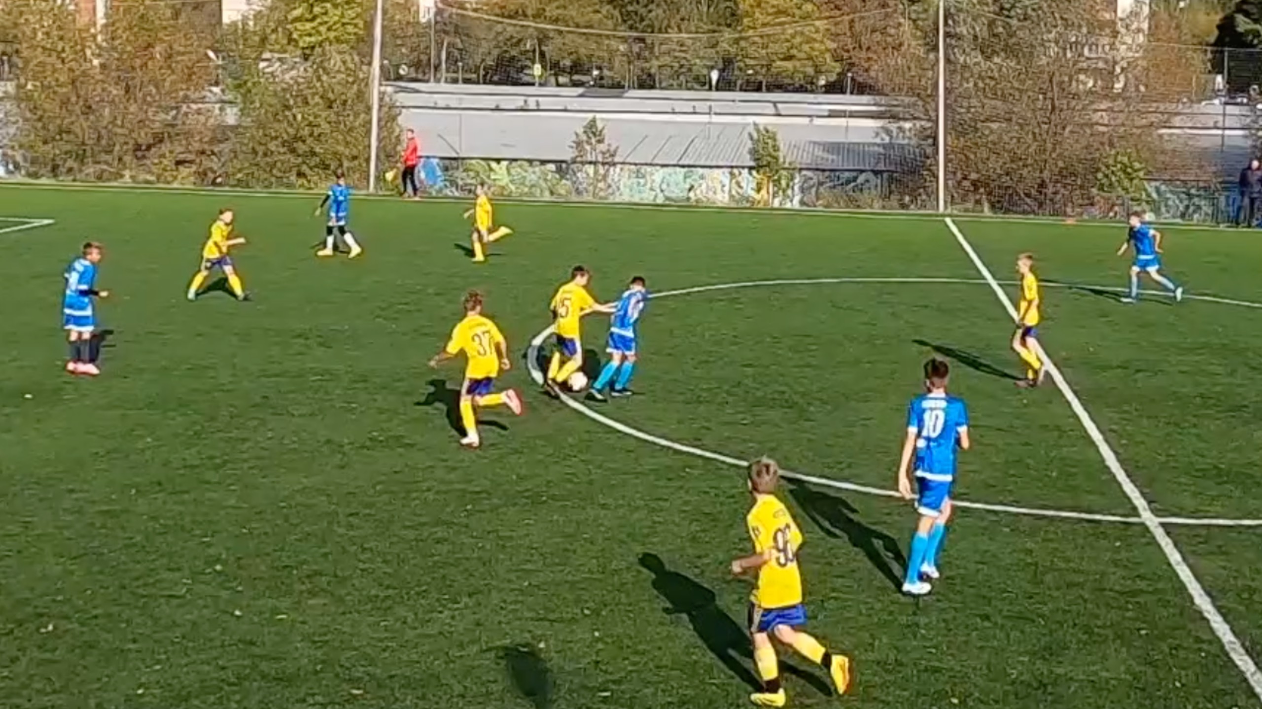 Пас пяткой между ног