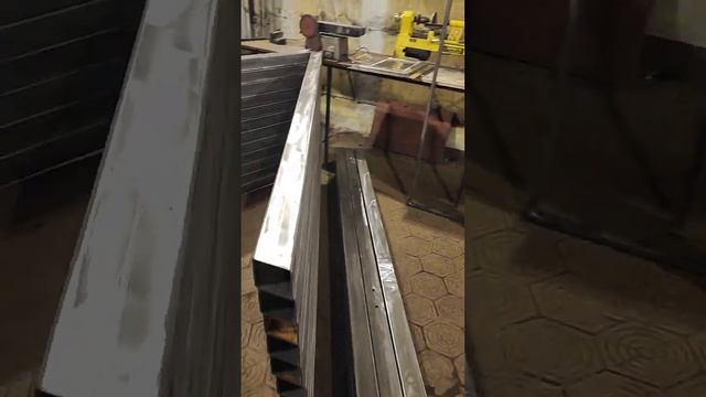 железные качели из дерева для лошадей