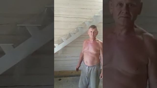 Г-образная лестница на второй этаж на монокосоуре.