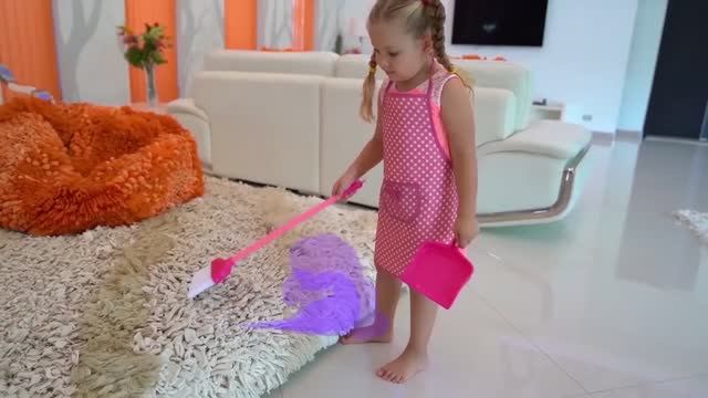 Диана и Рома - на Русском Диана помогает маме с уборкой