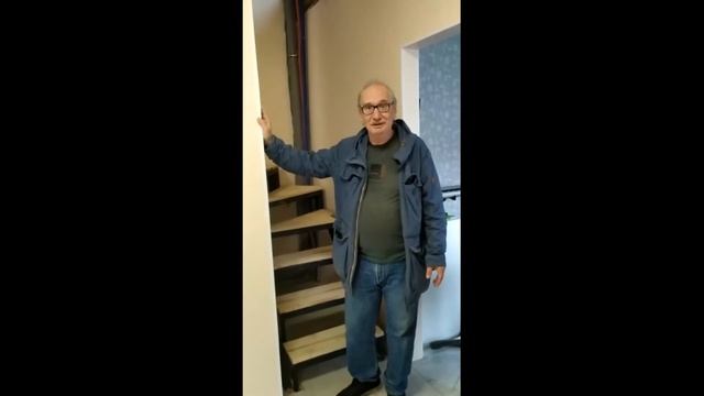 Металлическая Г-образная лестница закрытого типа с забежными ступенями