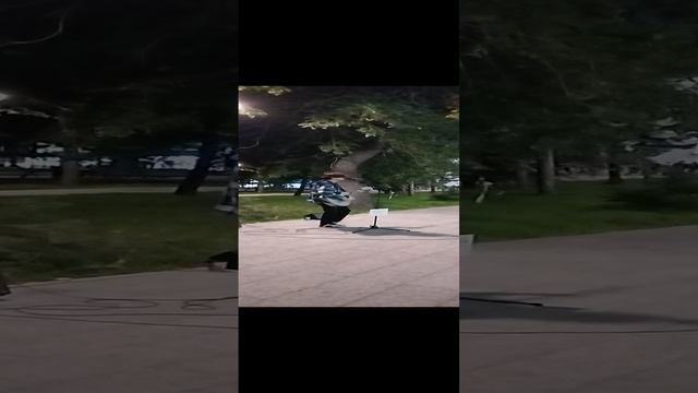 Парень в Первомайском сквере играет красивую музыку перед ночными прохожими