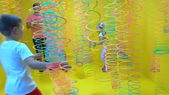 Диана и Рома Приключения в парке Динозавров и Музее иллюзий Диана и Рома - Приключения в парке