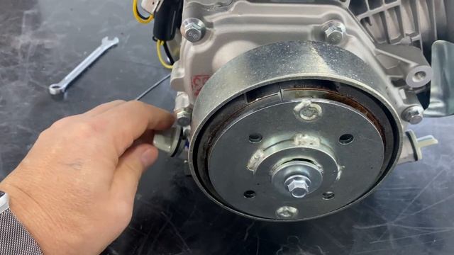 Для владельцев мини-снегохода СМТ "Пегас" - где расположены маслозаправочные горловины двигателя?