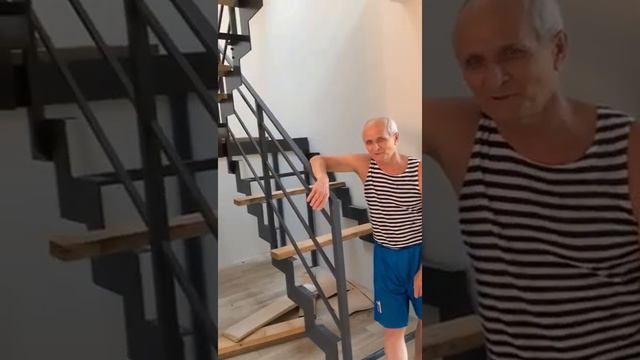 П-образная лестница на второй этаж на двух зигзагообразных косоурах.