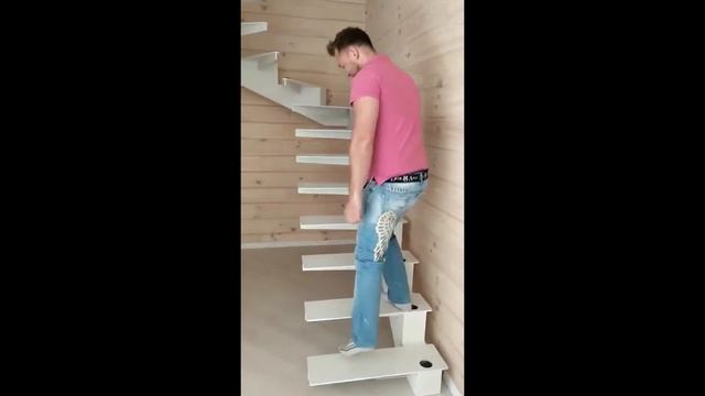 Лестница со смещенным от оси монокосоуром