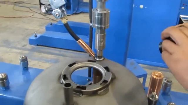 Автоматическая приварка штуцера к донышку баллона