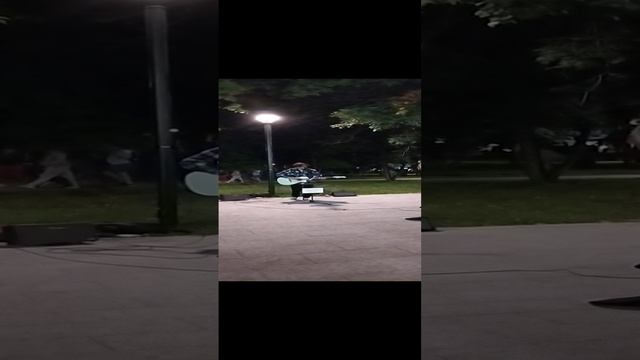 Парень в Первомайском сквере играет красивую музыку перед ночными прохожими