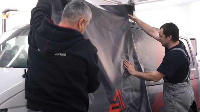 Самый яркий Volkswagen Transporter в России. Заклеили весь кузов в двухцветный винил