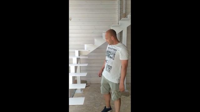 Цельносварная Г-образная лестница на монокосоуре.