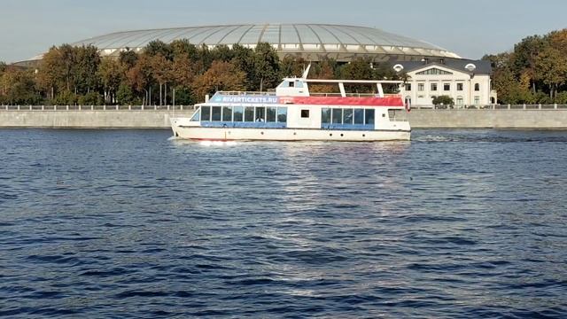 Москва, район Раменки. Теплоход "Снегири-4" у причала Воробьёвы горы.