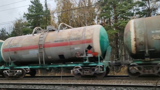 На разгон. Локомотив ВЛ11М-033/034А с грузовым поездом.