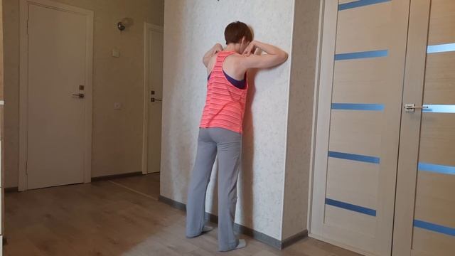 Убираем холку, исправляем сутулость стоя.