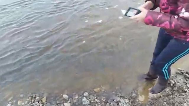 Подводная охота руками. Ловля корюшки руками!!!