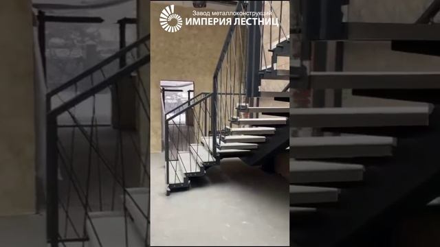 Лестница на монокосоуре цельносварная в торговый центр