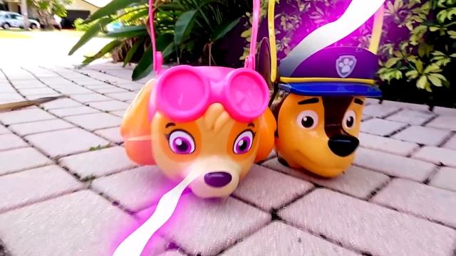 Диана и Рома Диана катается на Карете принцессы и собирает игрушки