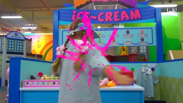 Диана и Рома Диана и Рома играют в Профессии - истории в детском музее