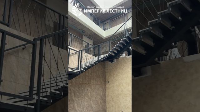 Лестница на монокосоуре цельносварная в торговый центр