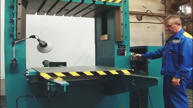 Пресс ДЕ2434М рамного типа с выдвижным столом