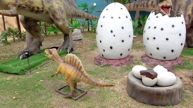 Диана и Рома с папой посещают Парк Динозавров в Дубае