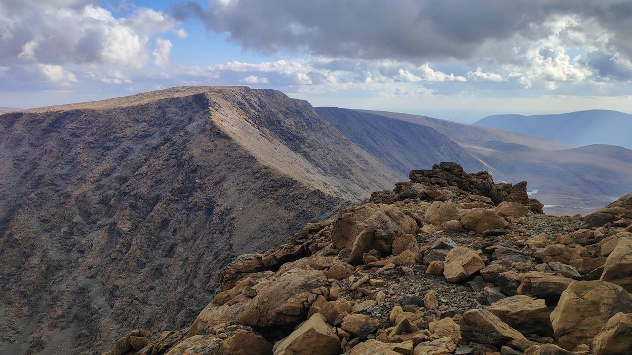 Пик Жёлтый с перевала Каровый. Перевал Грандиозный.
Полярный Урал. Рай-Из.