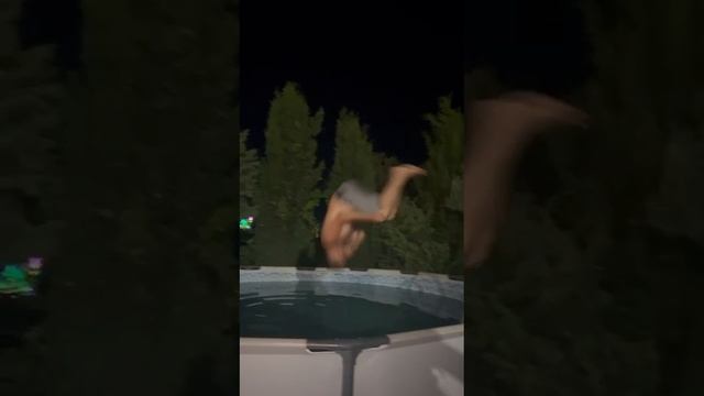 Мужик прыгнул в бассейн