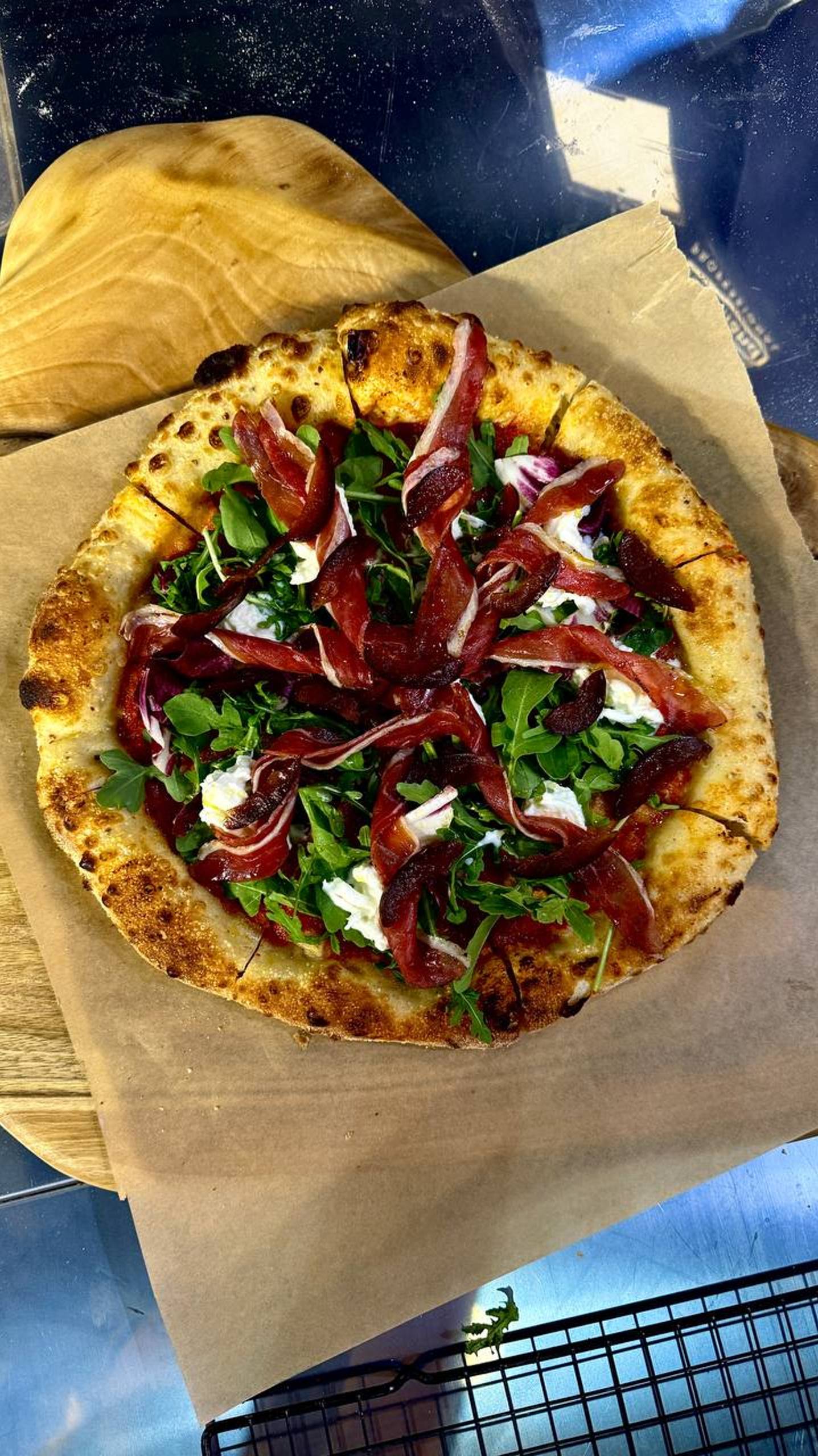 Пицца с вяленой уткой, миксом зелени, маринованной сливой и страчателлой