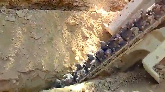 Цепной траншеекопатель KTR02.Траншея в горном лесном массиве