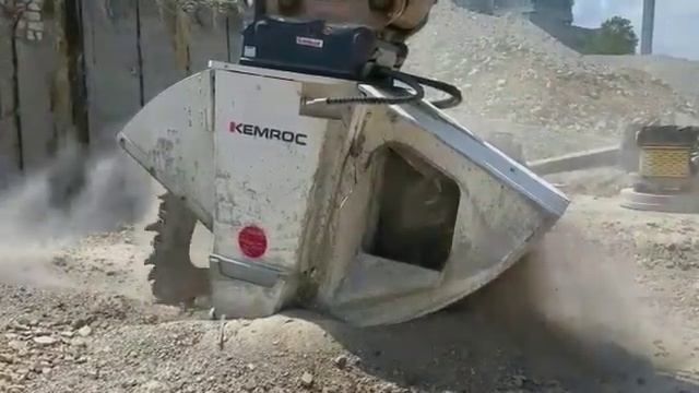 Нарезание швов в фундаменте дисковой фрезой DMW 130 завода KEMROC GmbH, Германия