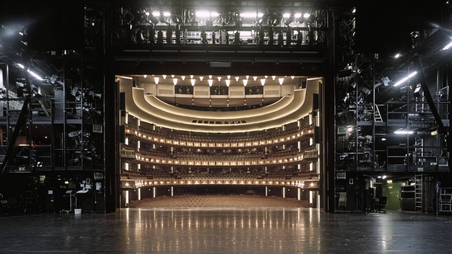 "АКТРИСА". Стихи — Алёны Чубаровой. Музыка, исполнение — Елены Артёменко. Запись: 1992 год, МТЮЗ.