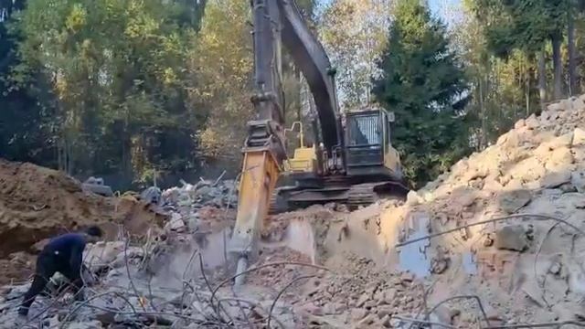 Гидромолот НР 3000 FS INDECO на Volvo EC250DL, ООО «СПЕЦРУССТРОЙ», разрушение монолитного фундамента