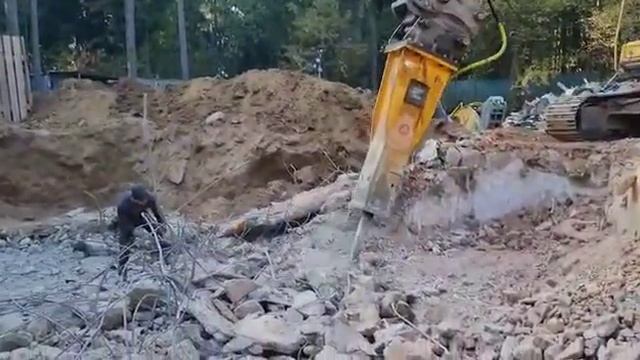 Гидромолот НР 3000 FS INDECO на Volvo EC250DL, ООО «СПЕЦРУССТРОЙ», разрушение монолитного фундамента