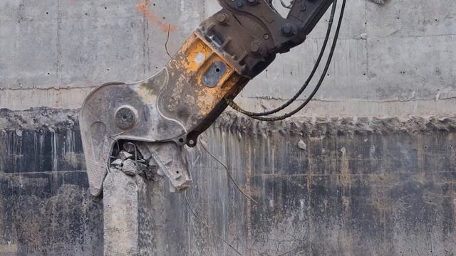 Дробилка IFP 19 Х на Volvo 250 DL разрушение фундамента