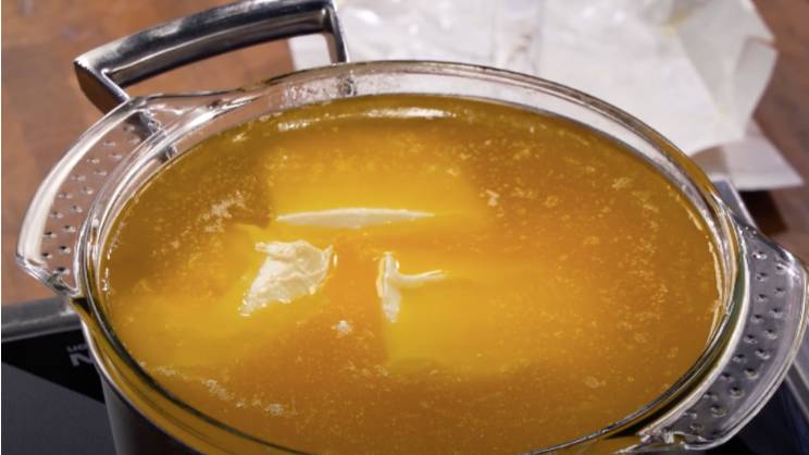 Топленое масло, приготовленное на плите.