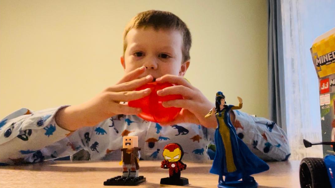 Майнкрафт. Распаковка героя из  майнкрафт и супергероя.