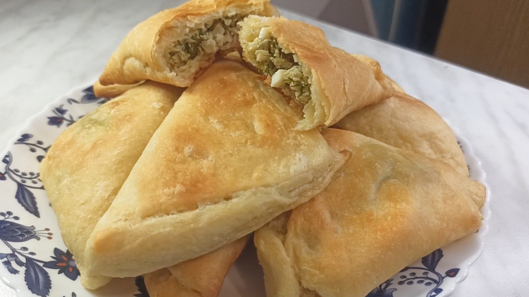 Треугольники с яйцом и зеленью за 15 минут.