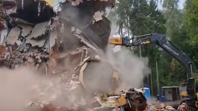 Гидромолот НР 3000 FS INDECO на Volvo EC250DL, ООО «СПЕЦРУССТРОЙ», демонтаж коттеджа с ЖБ каркасом