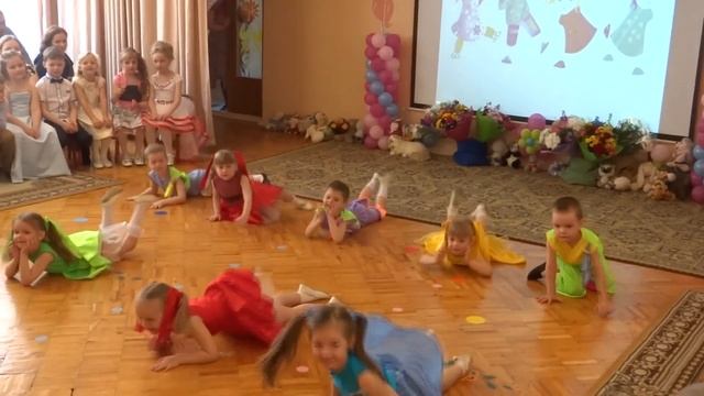 Танец малышей на выпускном